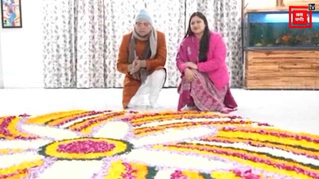 CM Dhami ने CM Residence पर बनाई रंगोली, पत्नी संग फूलों से रंगोली ...