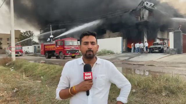 Live सोनीपत के धतूरी इण्डस्ट्रियल एरिया में बनी फ़ैक्टरी में लगी आग ...