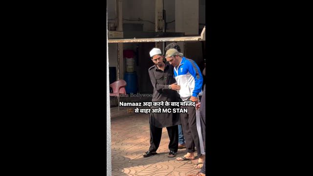 Namaaz अदा करने के बाद मस्जिद 🕌 से बाहर आते MC STAN