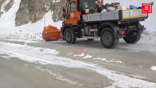 पुंछ, जम्मू-कश्मीर: भारी बर्फबारी के बाद मुगल रोड पर बर्फ हटाने का ...