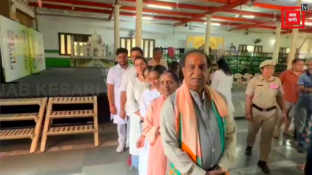 पंचकूला में मेयर प्रत्याशी Shyam Lal Bansal ने परिवार सहित लोकतंत्र के ...